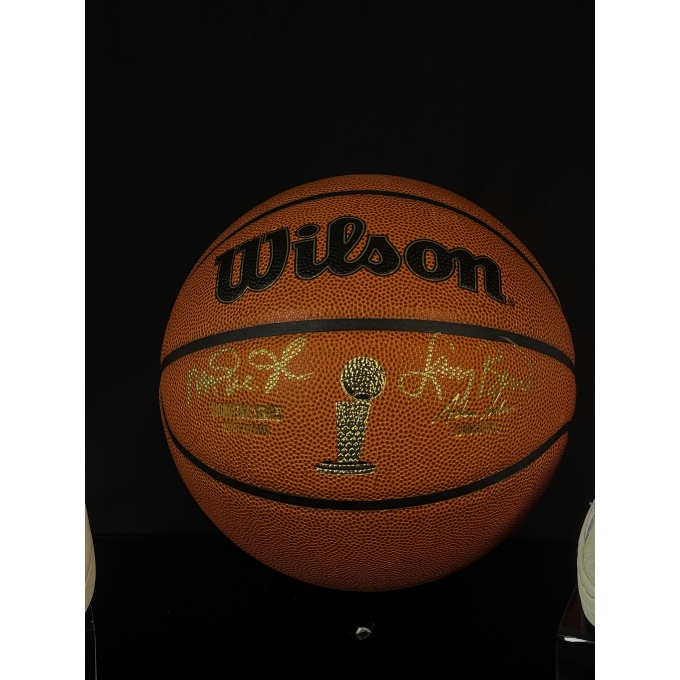 Bola de Basquetebol e Tênis autografados pelas Lendas do Basquetebol ...